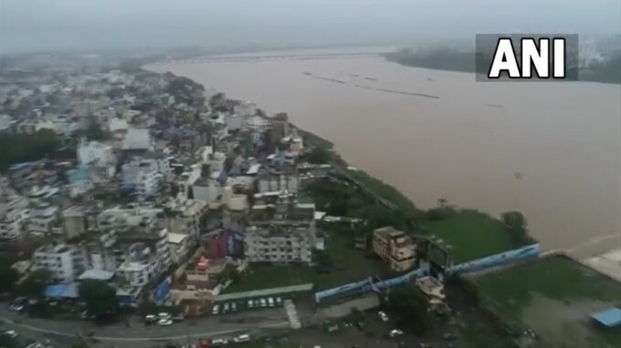 Water Level Rises At Tapi River In Surat Due To Heavy Rainfall Photos: HD Images, Pictures, News ...