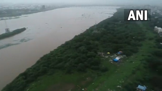 Water Level Rises At Tapi River In Surat Due To Heavy Rainfall Photos: HD Images, Pictures, News ...