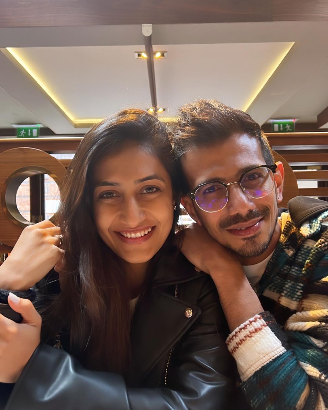 क्रिकेट से ब्रेक मिलते ही पत्नी धनश्री के साथ डेट पर गए Yuzi Chahal ...