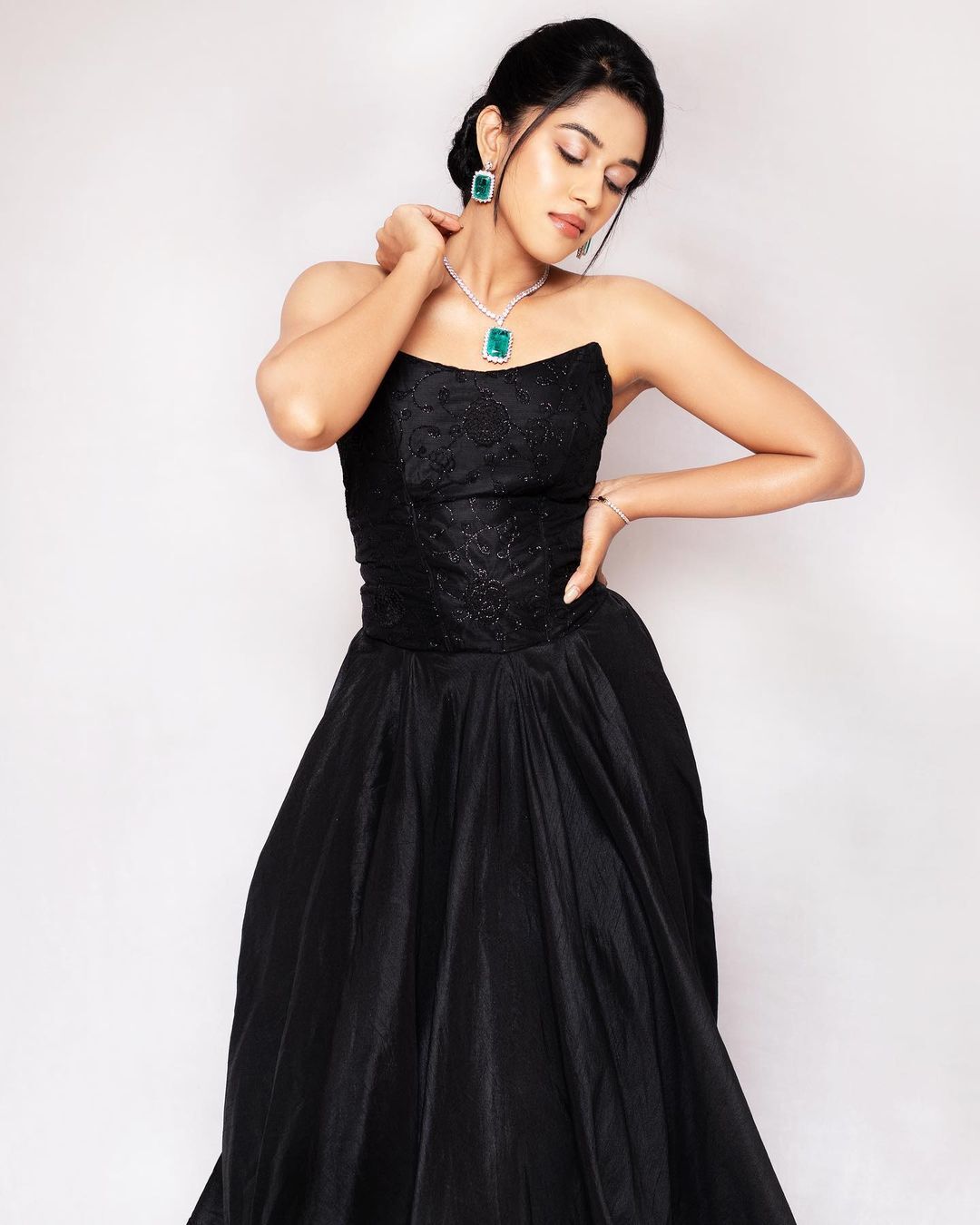 క్యూట్ లుక్‌తో కుర్రాళ్ల గుండెల్లో సెగలు పుట్టిస్తున్న మిర్నాళిని రవి ...