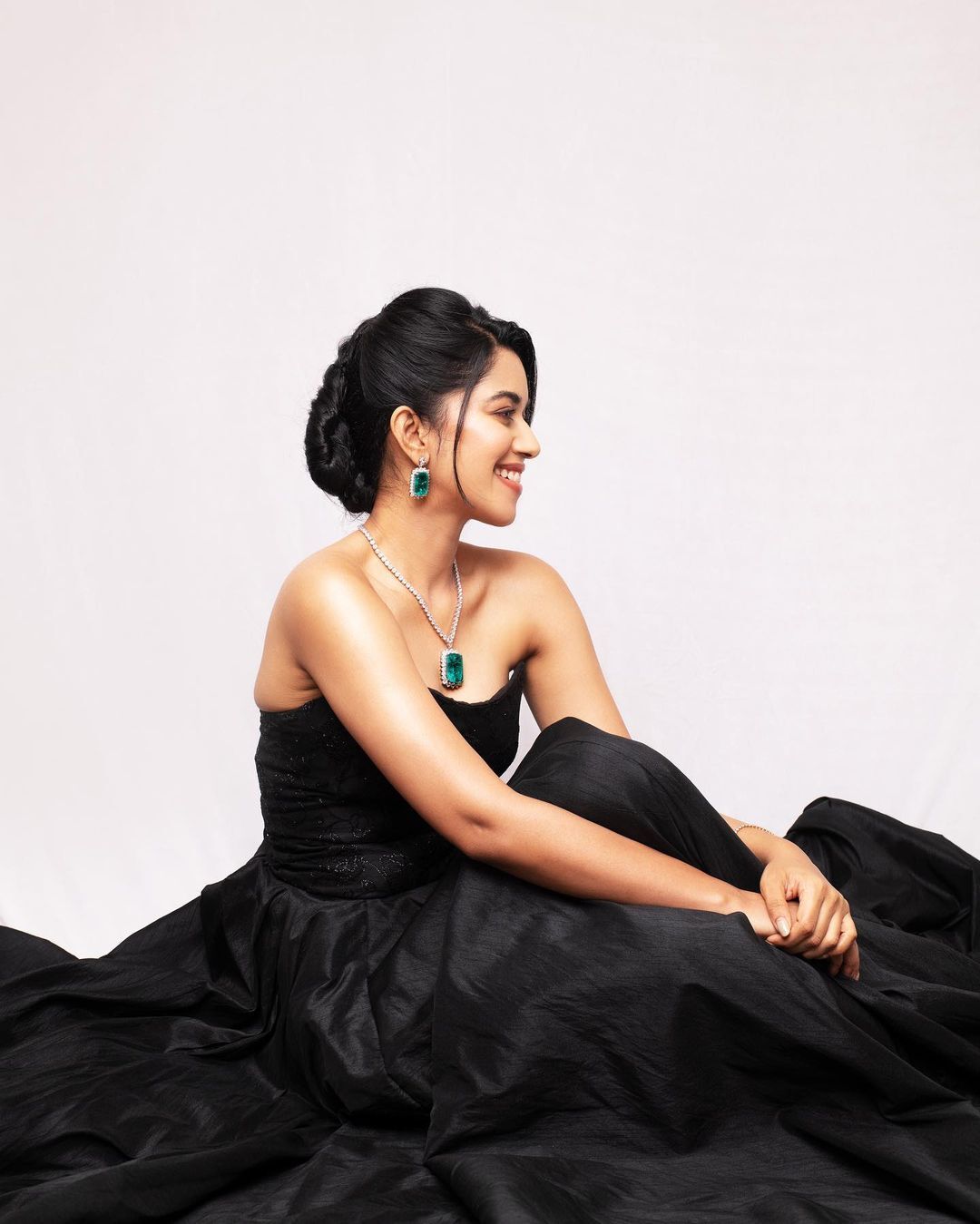 క్యూట్ లుక్‌తో కుర్రాళ్ల గుండెల్లో సెగలు పుట్టిస్తున్న మిర్నాళిని రవి ...