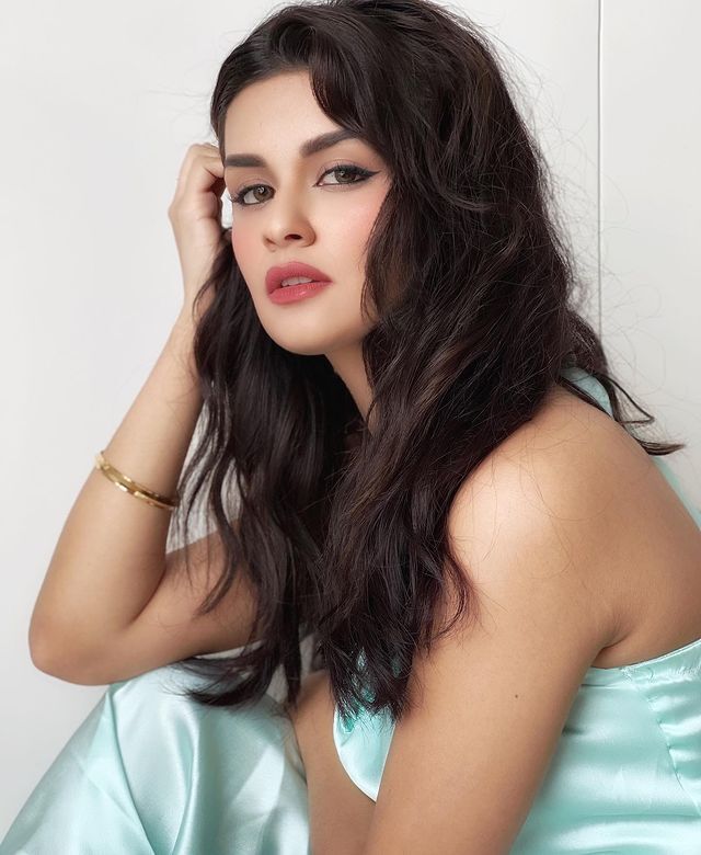 హీరోయిన్ అవ్‌నీత్ కౌర్ అందాల రచ్చ | actress Avneet Kaur stunning photos ...