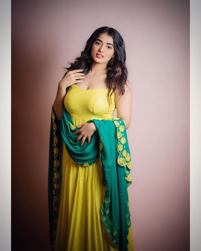 కొంటె చూపులతో కవ్విస్తోన్న కేతిక శర్మ | actress Kethika Sharma cuteness photos viral - Oneindia ...