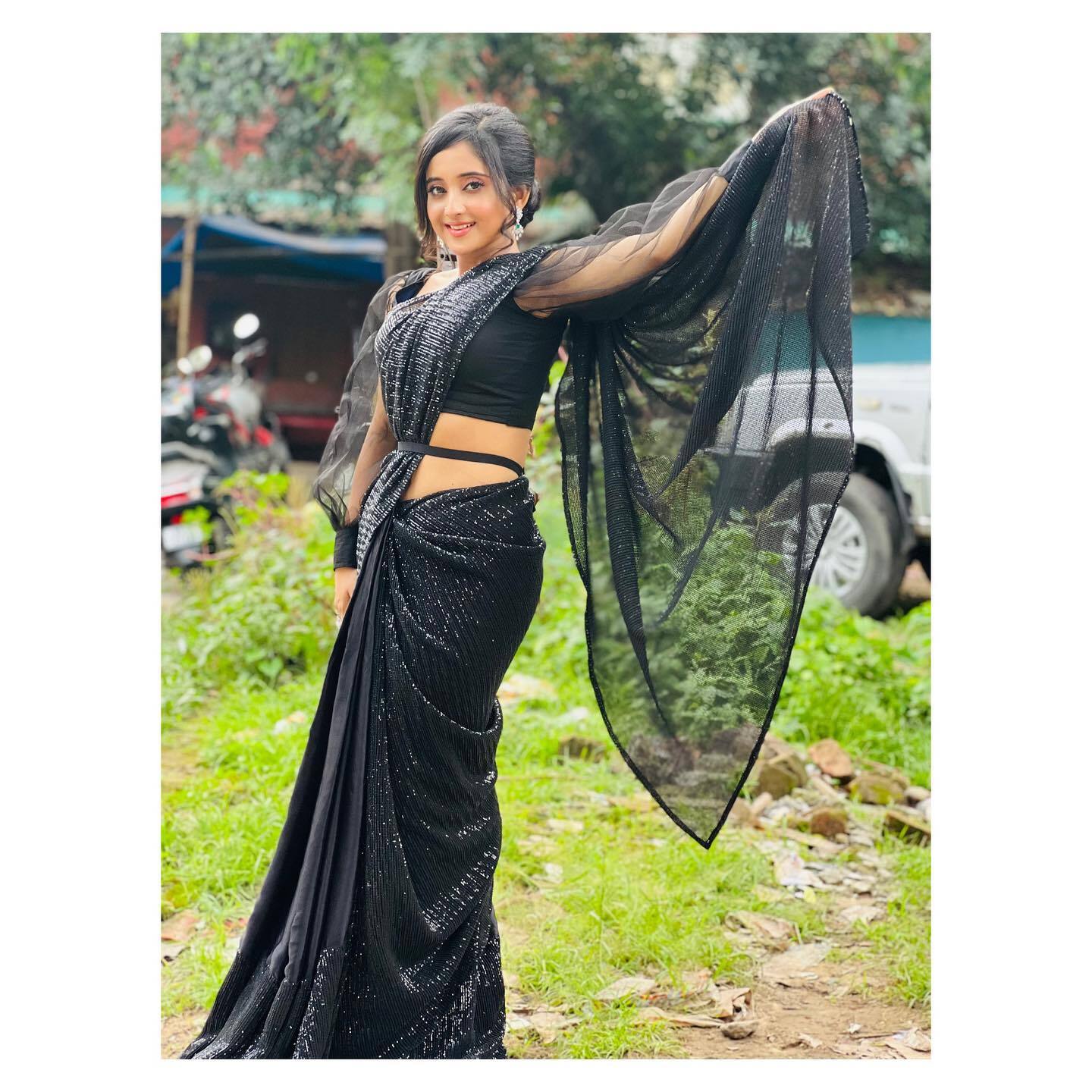 কালো শাড়িতে লাস্যময়ী লুক নিয়ে ইন্টারনেটে উষ্ণতার পারদ চড়ালেন ...