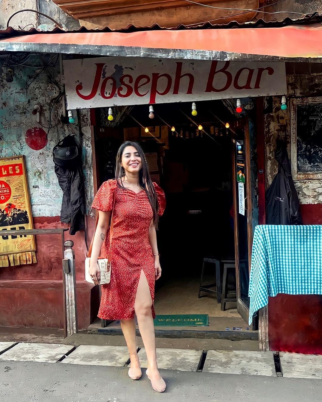 'വേഷത്തിന് കുഴപ്പമുണ്ടോ; എന്നാ താന്‍ കേസ് കൊട്; സദാചാരക്കാരെ ശാന്തരാകൂ ...