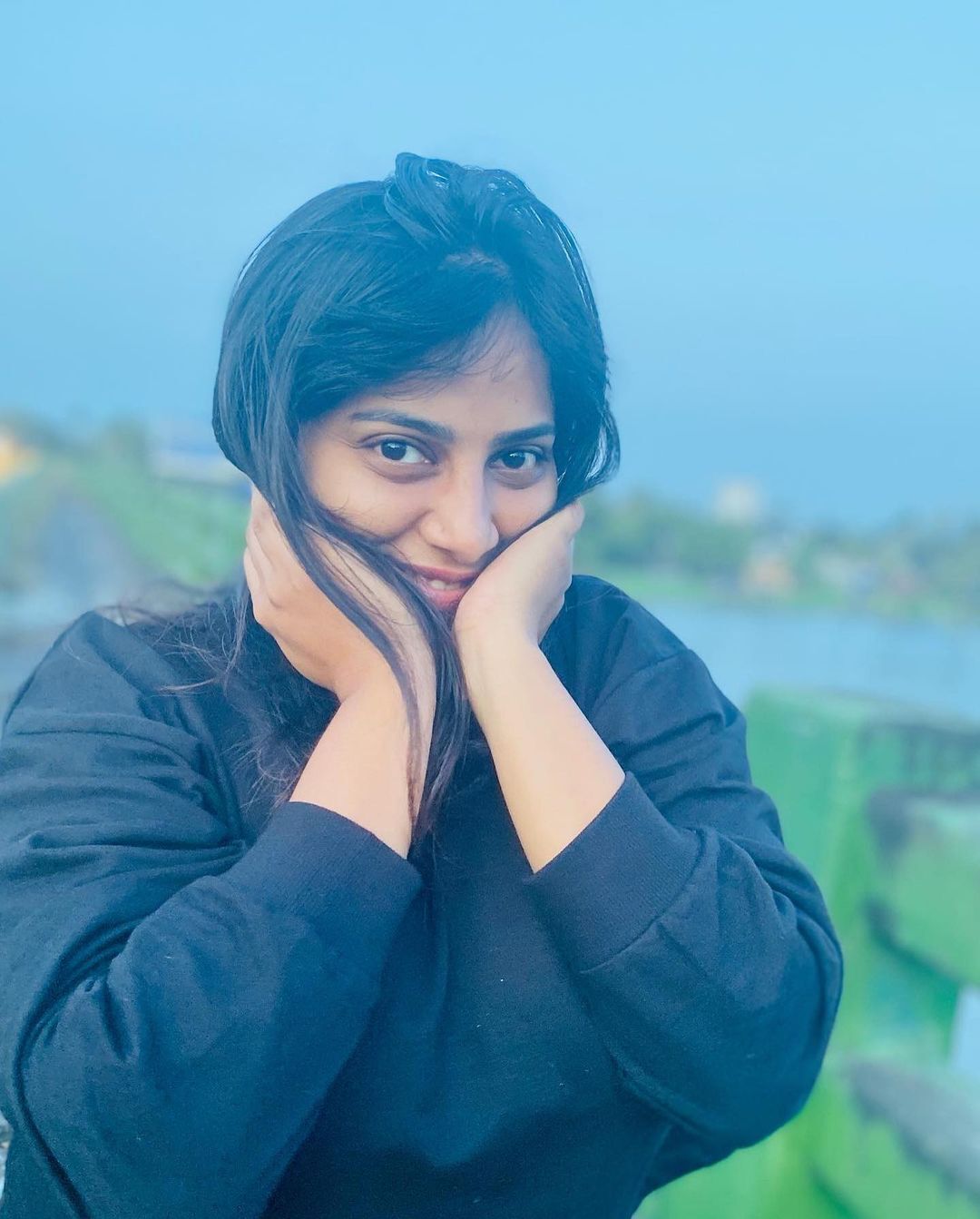 കിടിലൻ പോസിൽ പ്രകൃതി ആസ്വദിച്ച് അന്ന രാജൻ, അന്ന പൊളിയാണെന്ന് ആരാധക ...