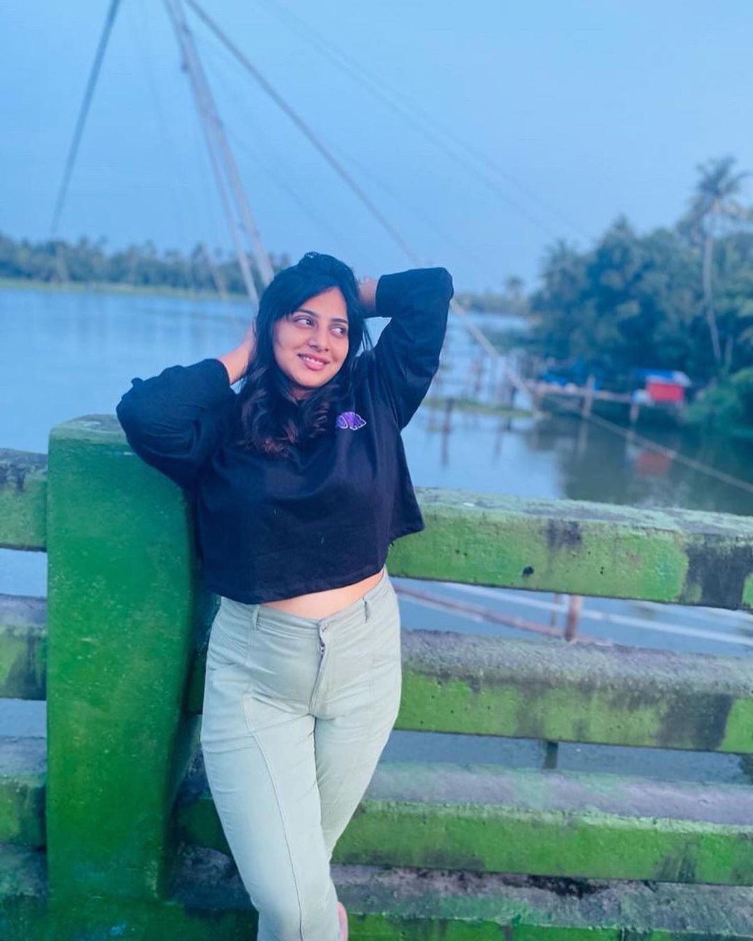 കിടിലൻ പോസിൽ പ്രകൃതി ആസ്വദിച്ച് അന്ന രാജൻ, അന്ന പൊളിയാണെന്ന് ആരാധക ...