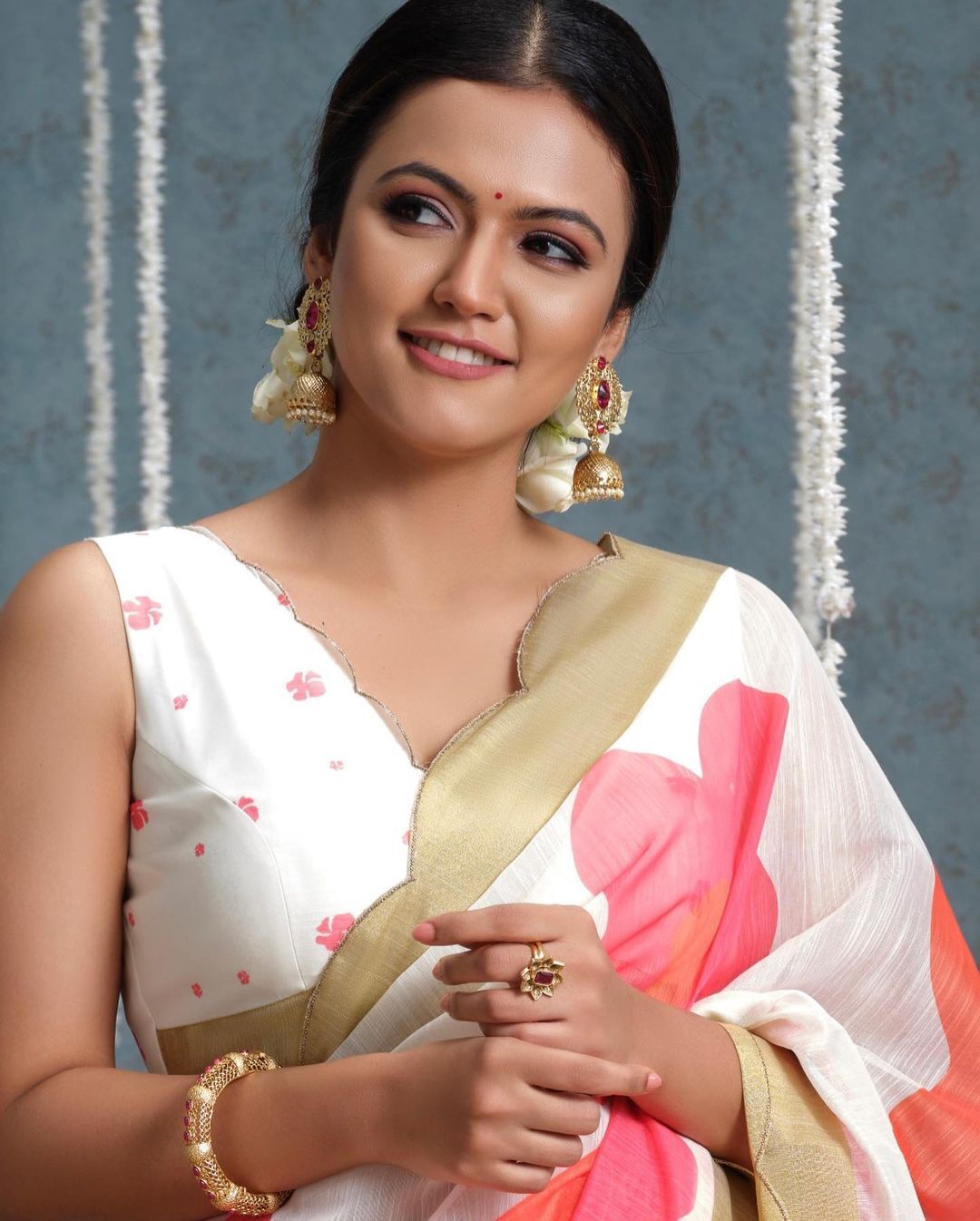 Actress Aparna Das New Stunning Look In Kasavu Saree, Onam Special ...