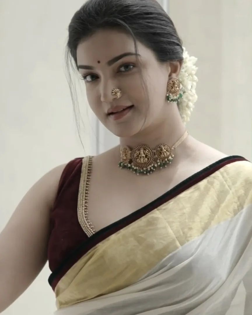 Actress Honey Rose Glamorous Makeover in Kerala Saree in Tasty Nibbiles ...