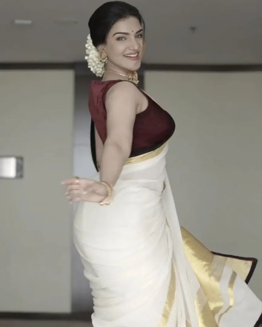 Actress Honey Rose Glamorous Makeover in Kerala Saree in Tasty Nibbiles ...
