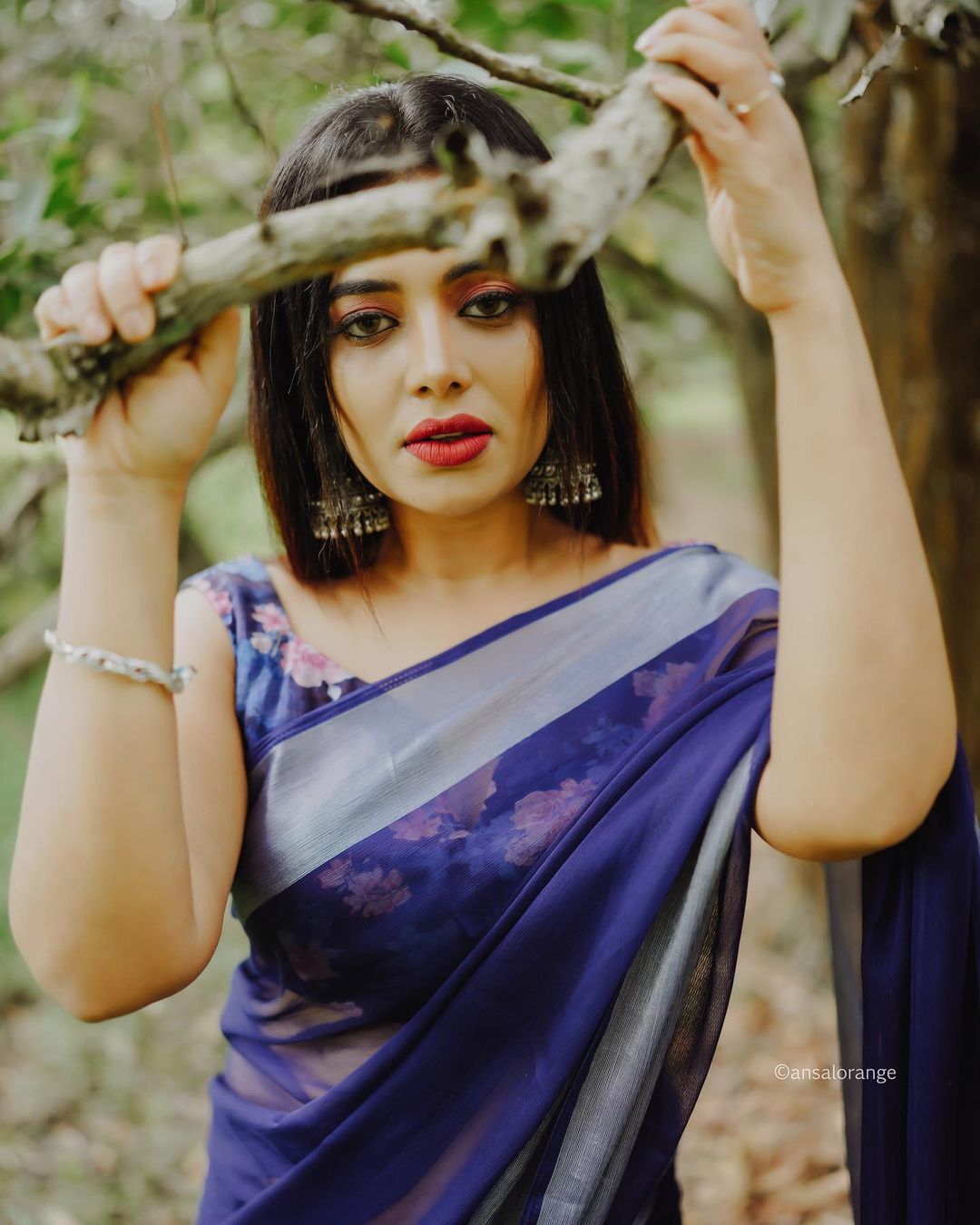 ഇതാരിത് വനദേവതയോ... ആളാകെ മാറിയല്ലോ! സൂപ്പര്‍ ലുക്കില്‍ സാരിയണിഞ്ഞ് ...