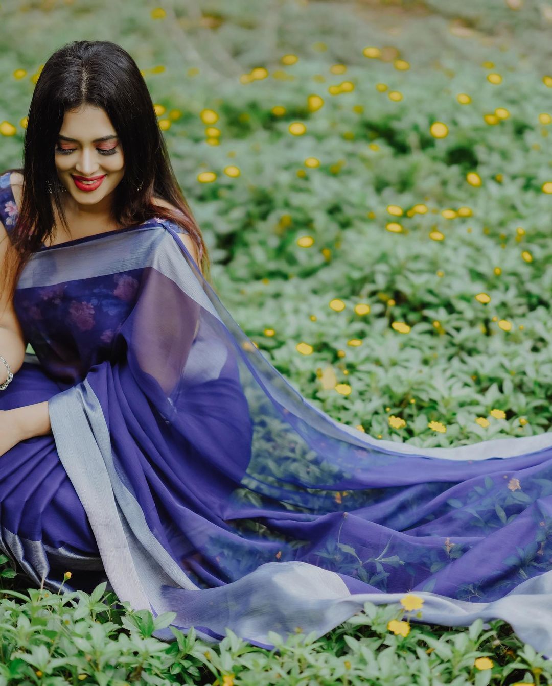 ഇതാരിത് വനദേവതയോ... ആളാകെ മാറിയല്ലോ! സൂപ്പര്‍ ലുക്കില്‍ സാരിയണിഞ്ഞ് ...