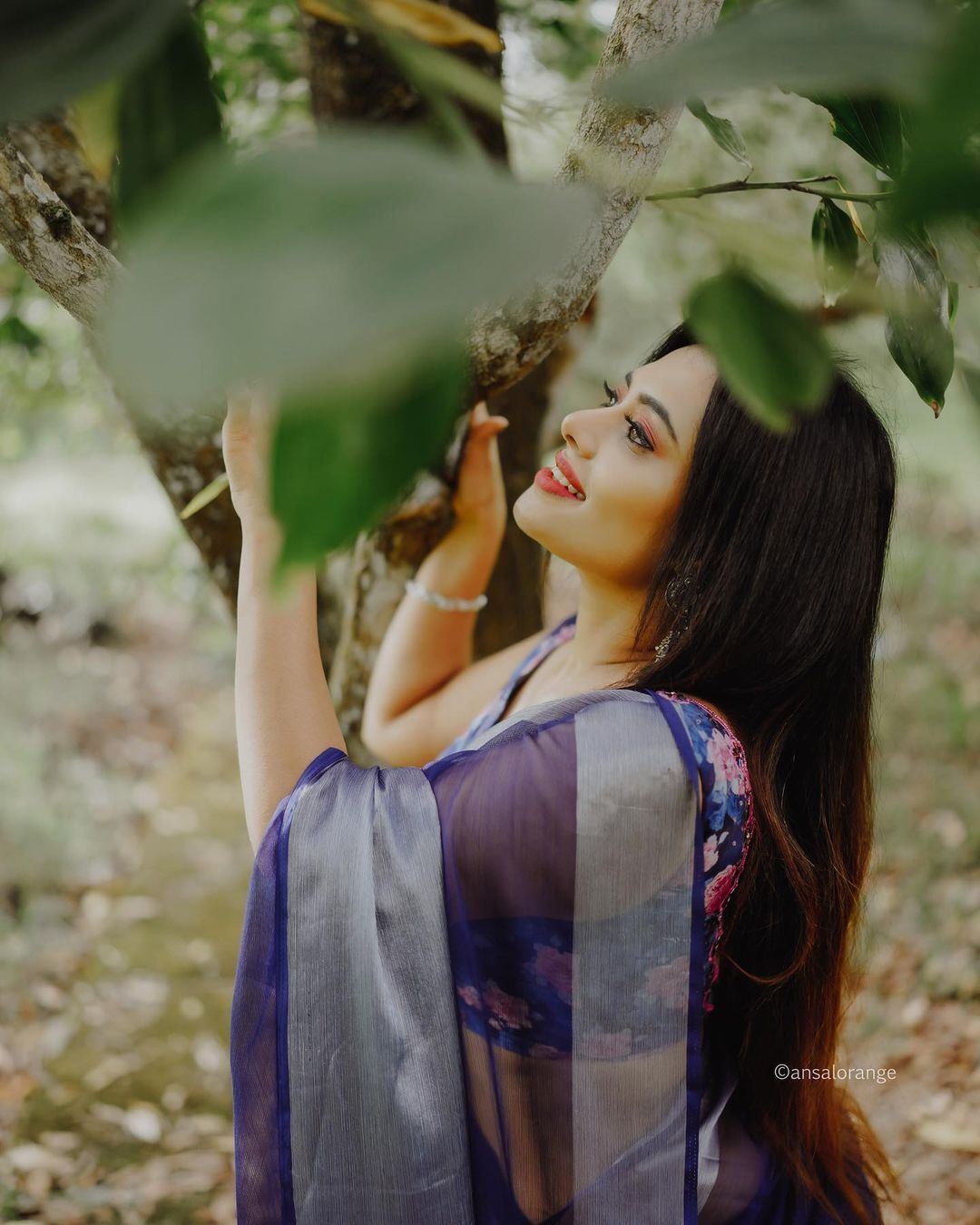 ഇതാരിത് വനദേവതയോ... ആളാകെ മാറിയല്ലോ! സൂപ്പര്‍ ലുക്കില്‍ സാരിയണിഞ്ഞ് ...