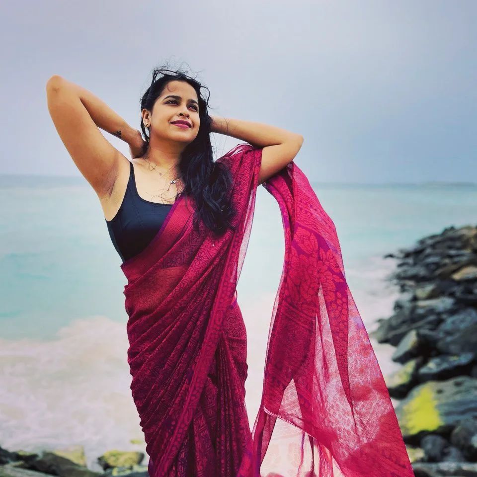 Actress Sadhika Venugopal's latest photos in sleeveless blouse and red ...