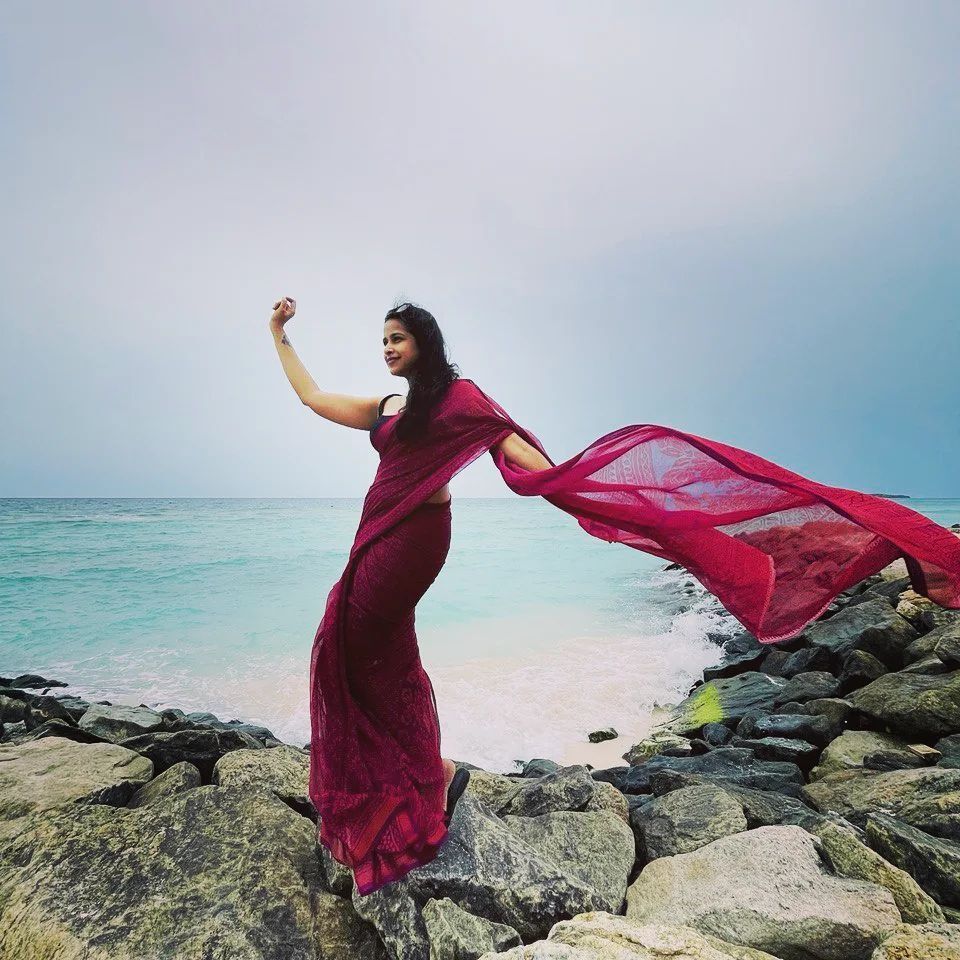 Actress Sadhika Venugopal's latest photos in sleeveless blouse and red ...