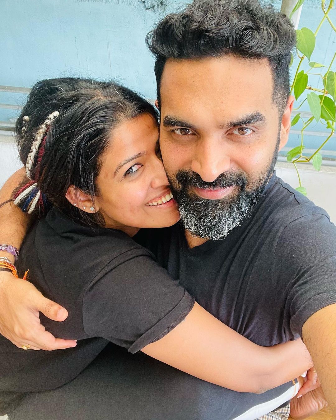 amrutha suresh hugging gopi sundar in latest pic on her birthday, fans ...