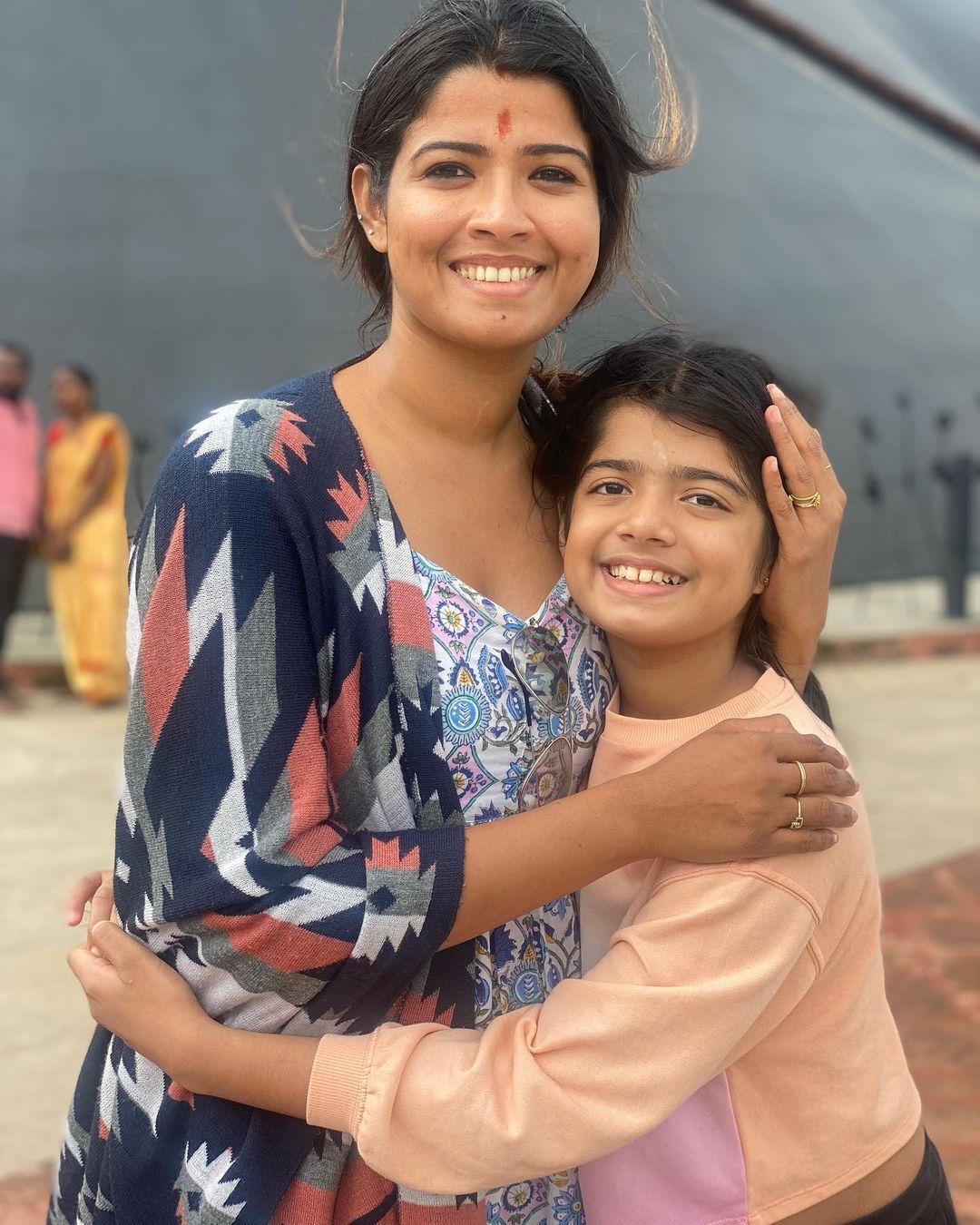 amrutha suresh hugging gopi sundar in latest pic on her birthday, fans ...