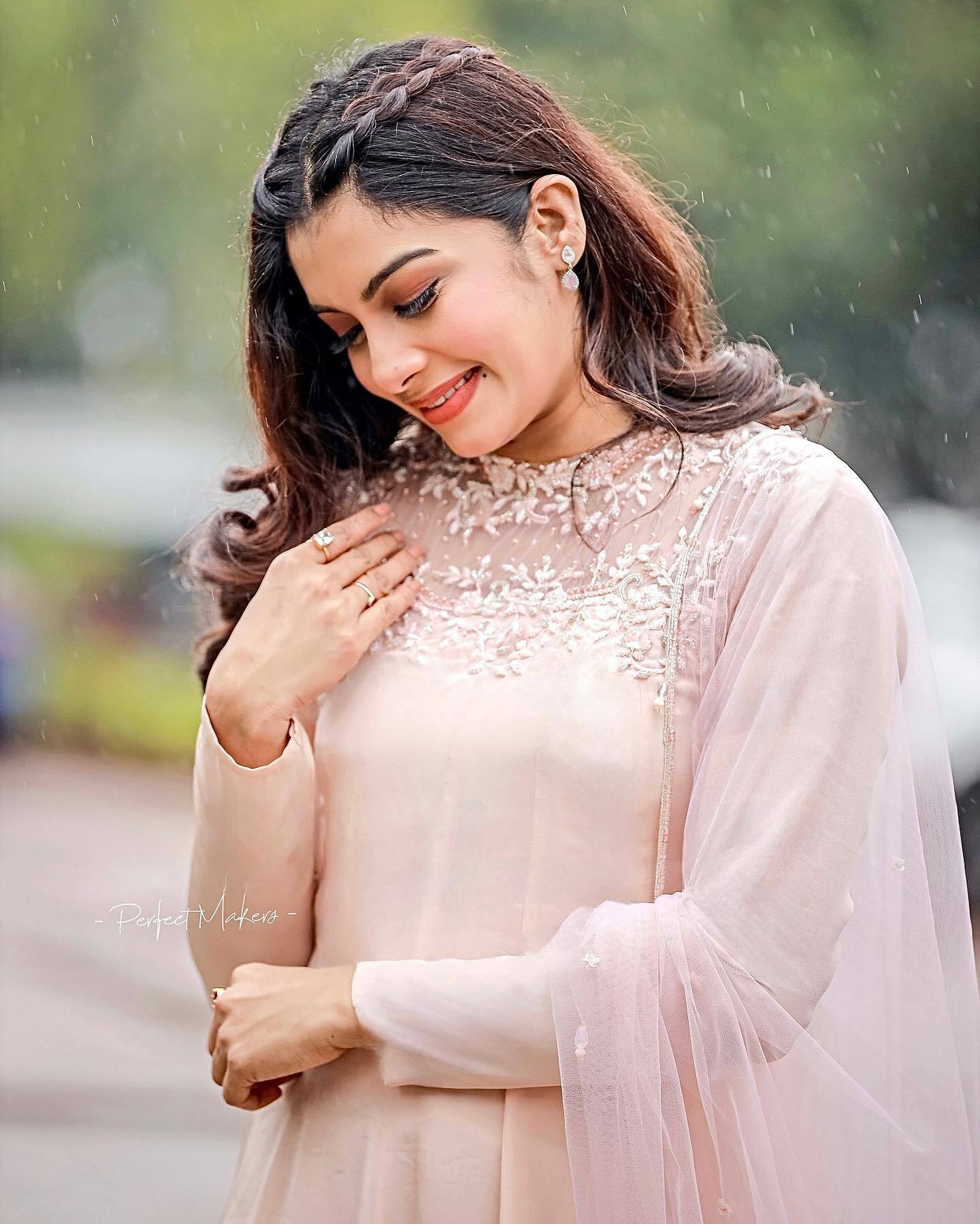 Bigg Boss Season 4 winner Dilsha Prasanna shared her new photos from an ...