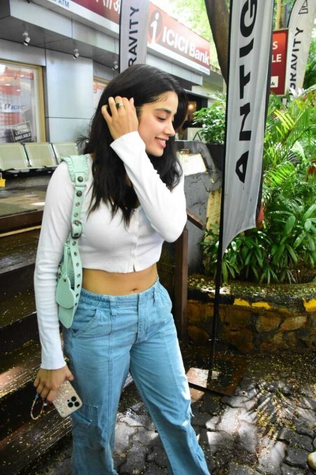 Bollywood Actress Janhvi Kapoor Looks Stunning In Crop Top And Jeans ...