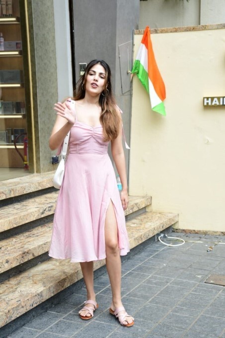 Bollywood Actress Rhea Chakraborty Spotted At Bandra, In Mumbai Photos ...