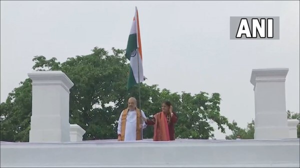 HM Amit Shah And His Wife Sonal Shah Hoist The Tricolour At Their ...