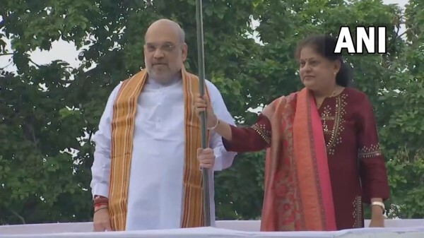 HM Amit Shah And His Wife Sonal Shah Hoist The Tricolour At Their ...