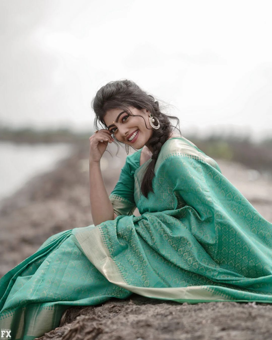 Malayalam Actress Merin Philip Stunning Looks in Green Saree, Viral ...