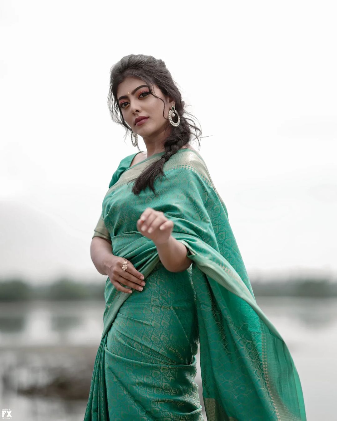 Malayalam Actress Merin Philip Stunning Looks in Green Saree, Viral ...