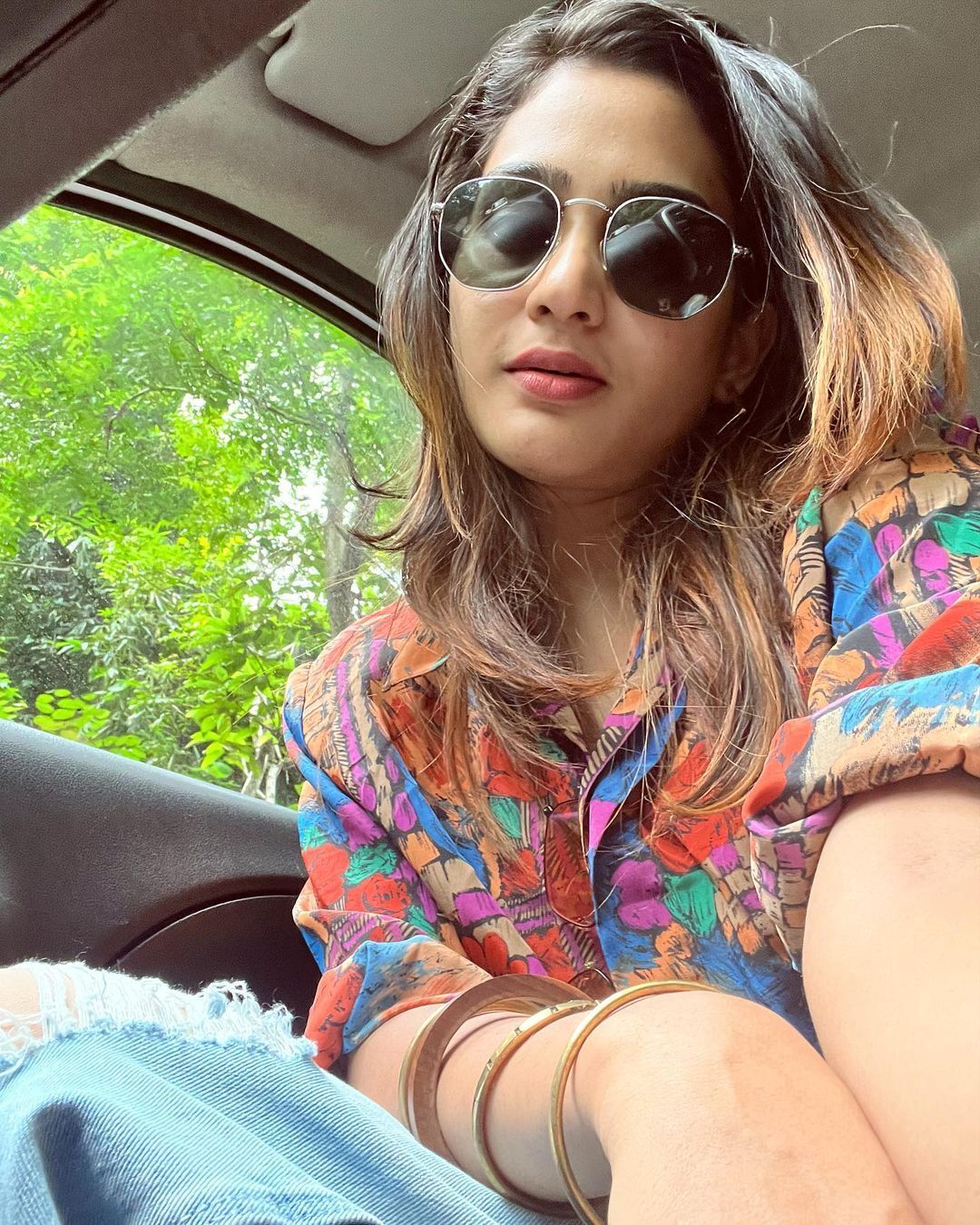 കളർ കണ്ണാടി, കളർ ഷർട്ട്... വൈകുന്നേരങ്ങൾ കളർഫുള്ളാക്കി നടി അതിഥി രവി ...