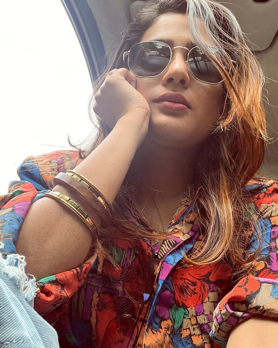 കളർ കണ്ണാടി, കളർ ഷർട്ട്... വൈകുന്നേരങ്ങൾ കളർഫുള്ളാക്കി നടി അതിഥി രവി ...