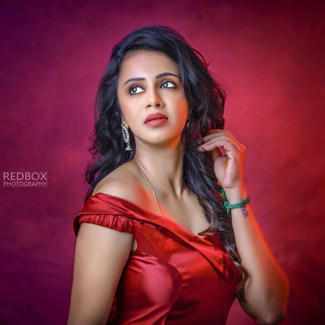 PHOTOS : வாவ்.. டாப் ஆங்கிளில் நச்சுனு ஒரு போஸ்.. பிளாக் டாப்பில் ...