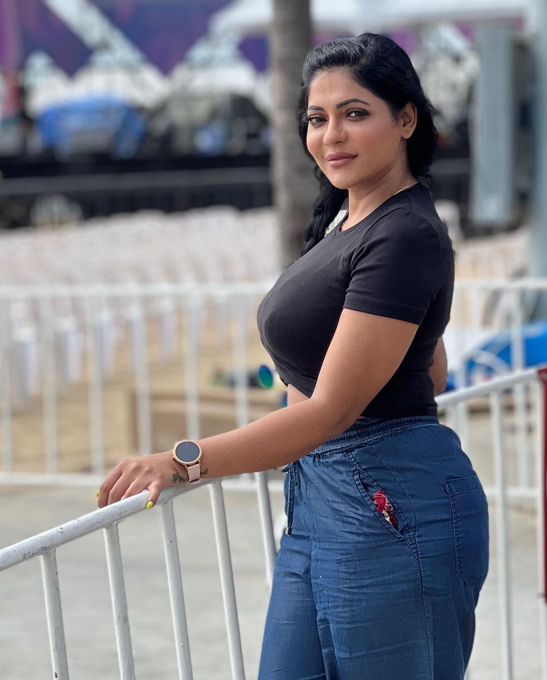 PHOTOS : டைட்டான பிளாக் டி-ஷர்ட்.. சைடு போஸில் சொக்கவைக்கும் அழகு ...