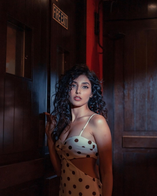 PHOTOS : ப்பா.. வசீகரமான பார்வையில் கவர்ந்திழுக்கும் ஹர்ஷிதா.. கிறங்கடிக்கும் நச் போட்டோஸ் இதோ ...