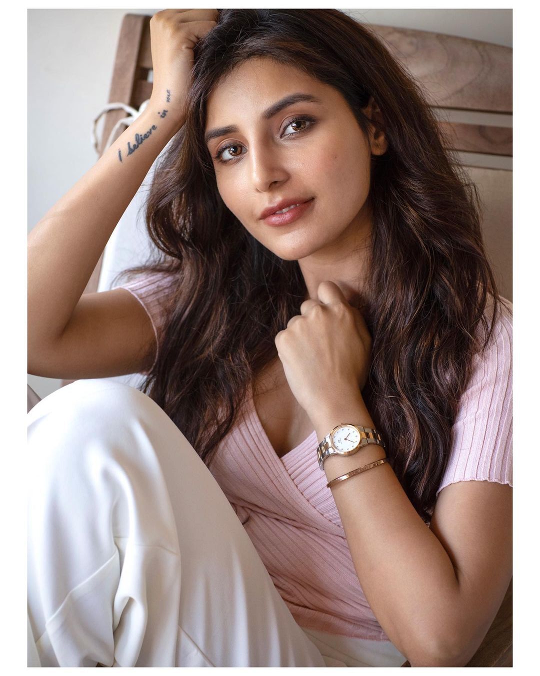 PHOTOS : ப்பா.. வசீகரமான பார்வையில் கவர்ந்திழுக்கும் ஹர்ஷிதா ...