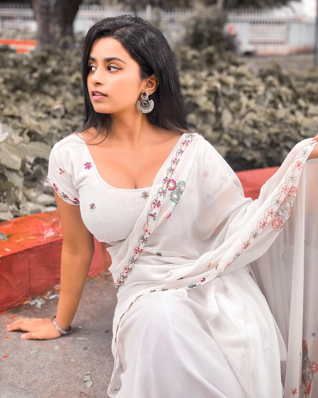 Photos யப்பா ஆச்சு அசல் மியா கலிஃபா மாறியே இருக்காங்களே