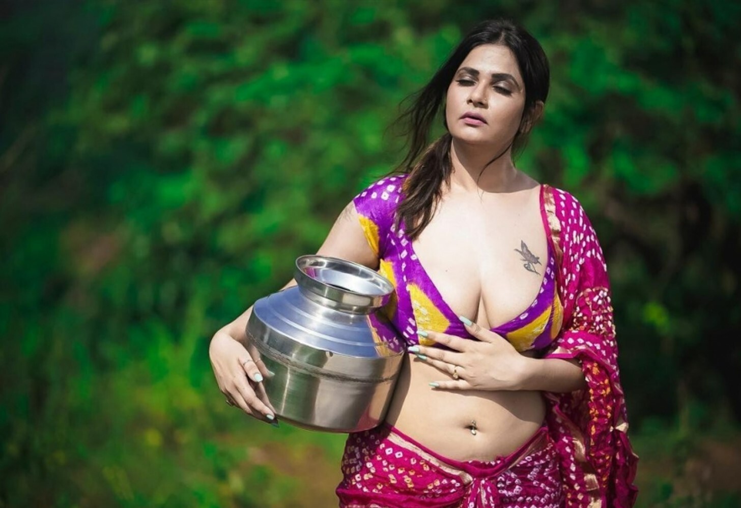 PHOTOS : ஆஹா.. என்ன ஒரு அழகு!.. பெட்டில் படுத்தபடி என்னமா போஸ் கொடுக்குறாங்க.. மாடல் அழகி ஆபா ...