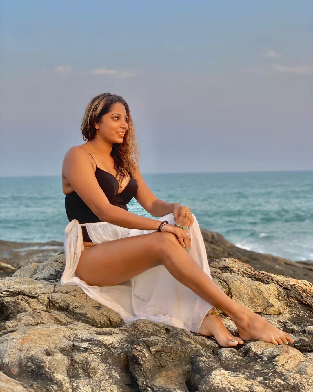 PHOTOS : தமிழ் நடிகைகளுக்கே டஃப் கொடுப்பாங்க போலயே! பிகினி உடையில் தெறிக்கவிடும் இலங்கை மாடல் ...