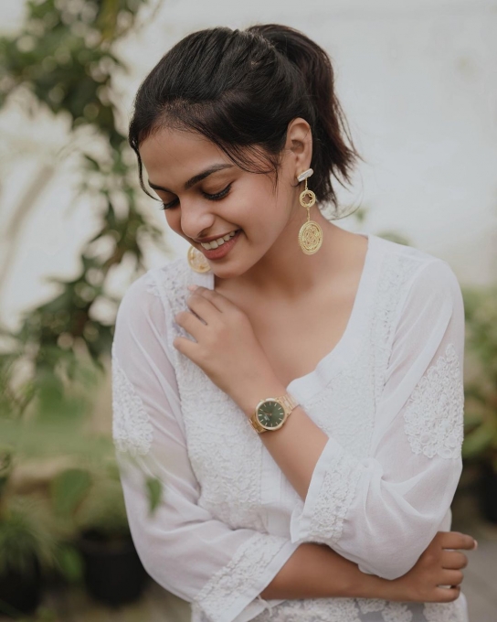 PHOTOS : ப்பா.. க்யூட் வெட்கம், ரசிகர்களை ஈர்க்கும் சுழல் சீரிஸ் நிலாவா ...