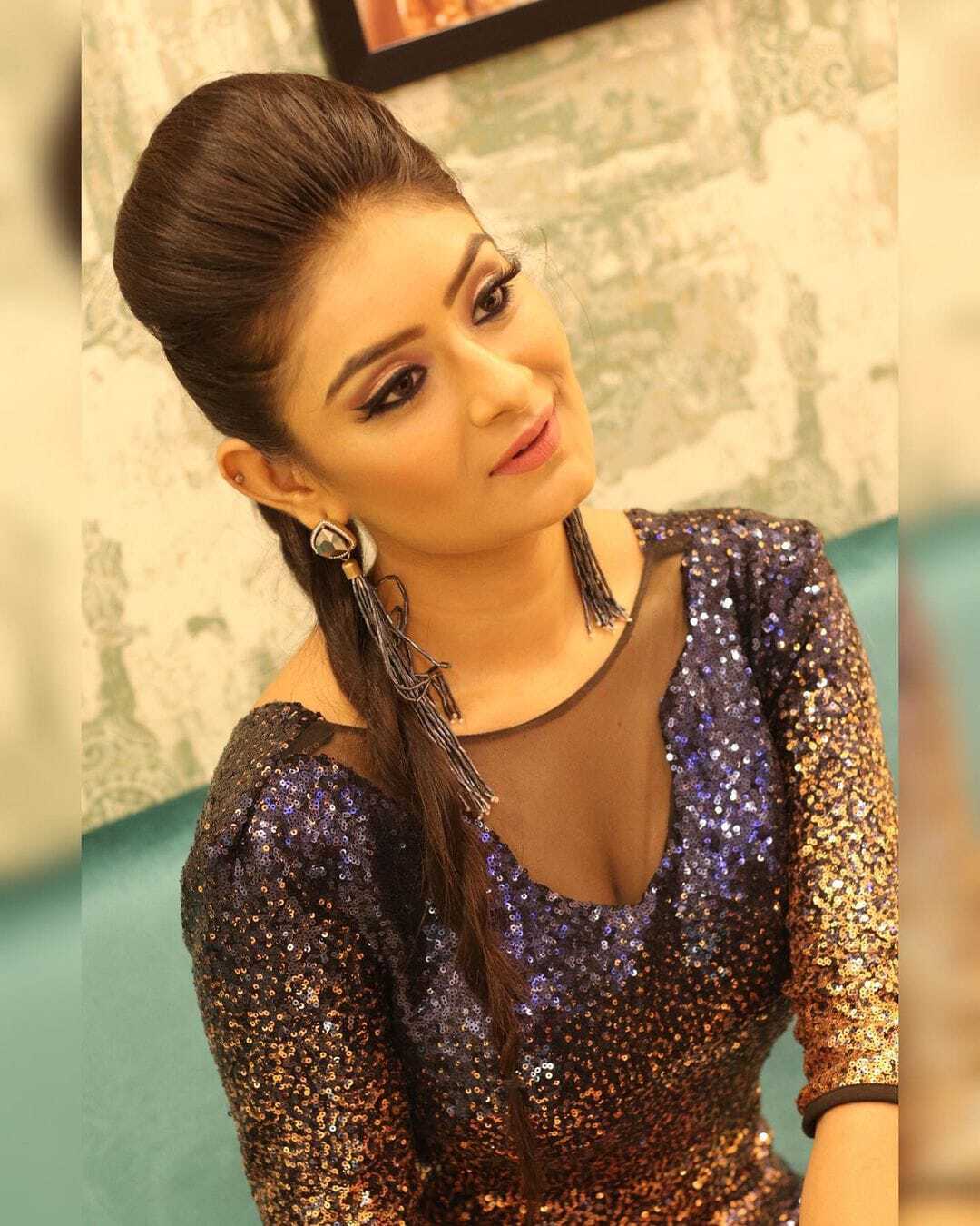 PHOTOS : ஷர்ட்ட கழட்டி என்னம்மா லுக் விடுறாங்க.. நடிகை ஹேமான்ஷி ...