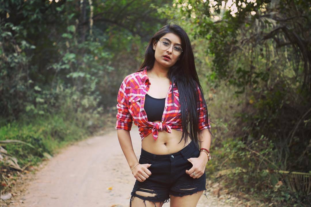 PHOTOS : ஷர்ட்ட கழட்டி என்னம்மா லுக் விடுறாங்க.. நடிகை ஹேமான்ஷி ...