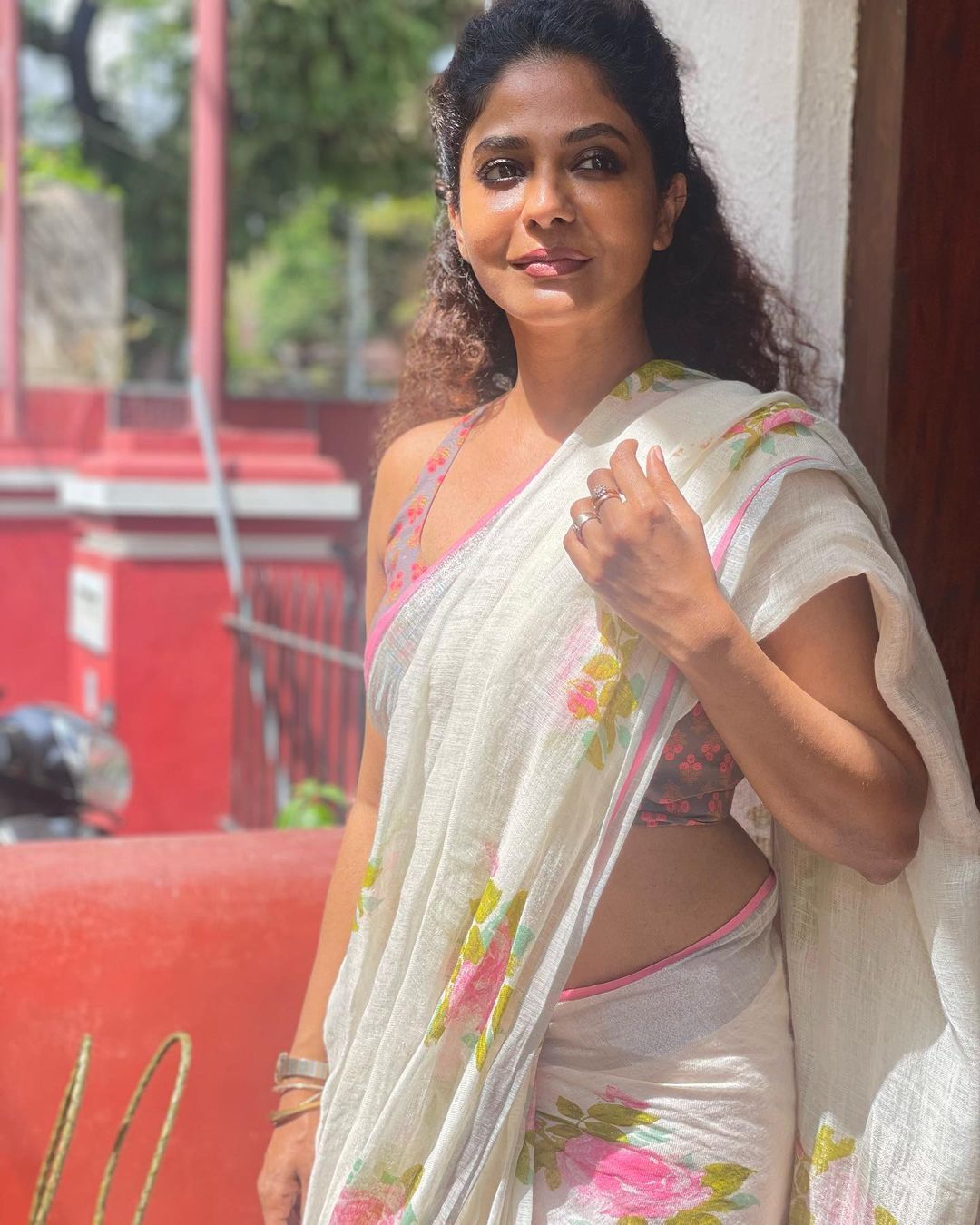 poornima indrajith new pictures in saree goes viral, actress ahaana krishna call her my love ...