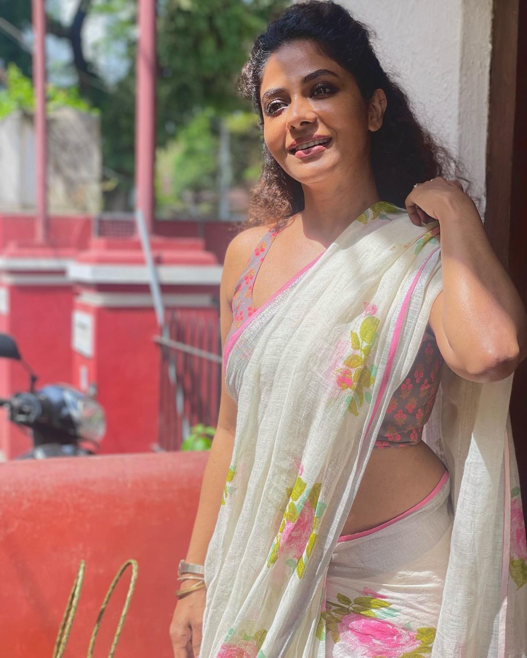 poornima indrajith new pictures in saree goes viral, actress ahaana ...