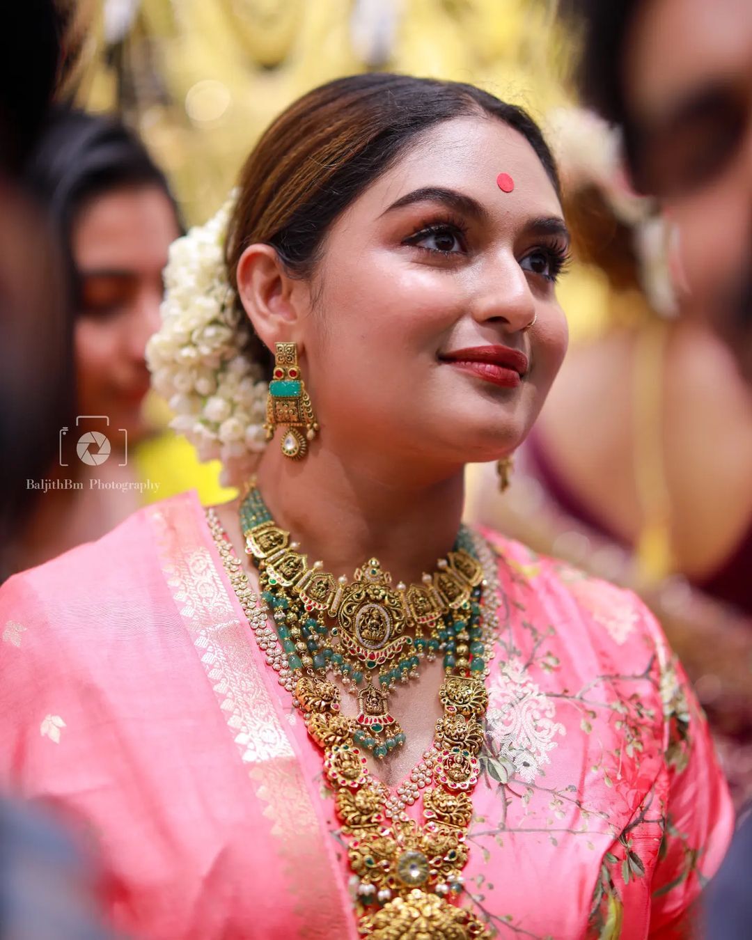 Prayaga Martin's Stylish Look in Saree With Gorgeous Ornaments Viral on ...