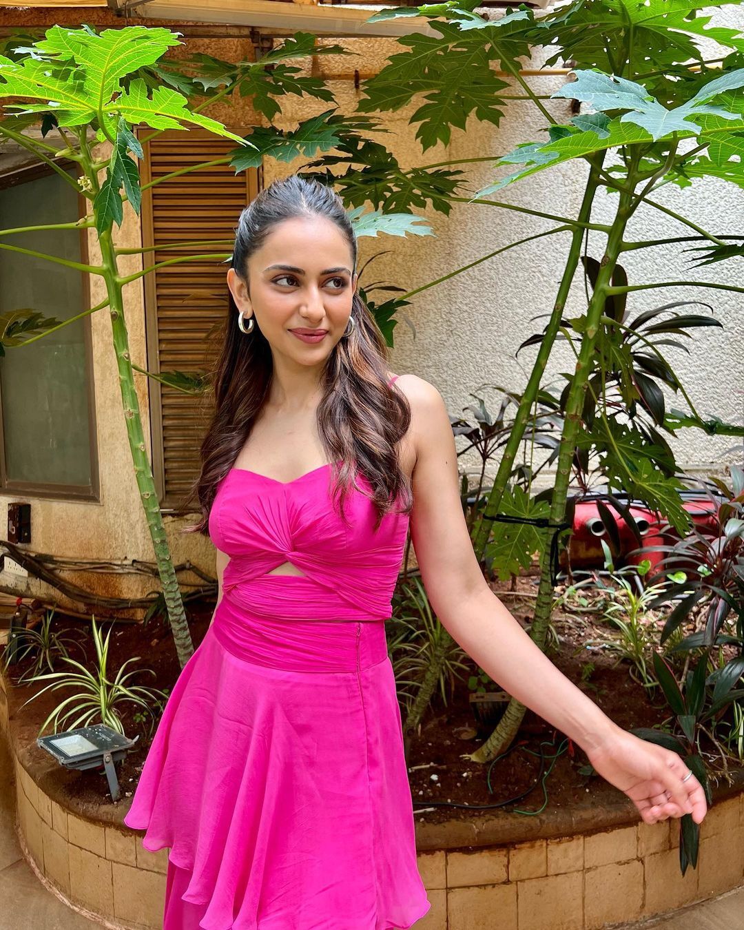 Rakul Preet Singh ने व्हाइट आउटफिट में दिखाईं ग्लैमरस अदाएं, खूबसूरती ...