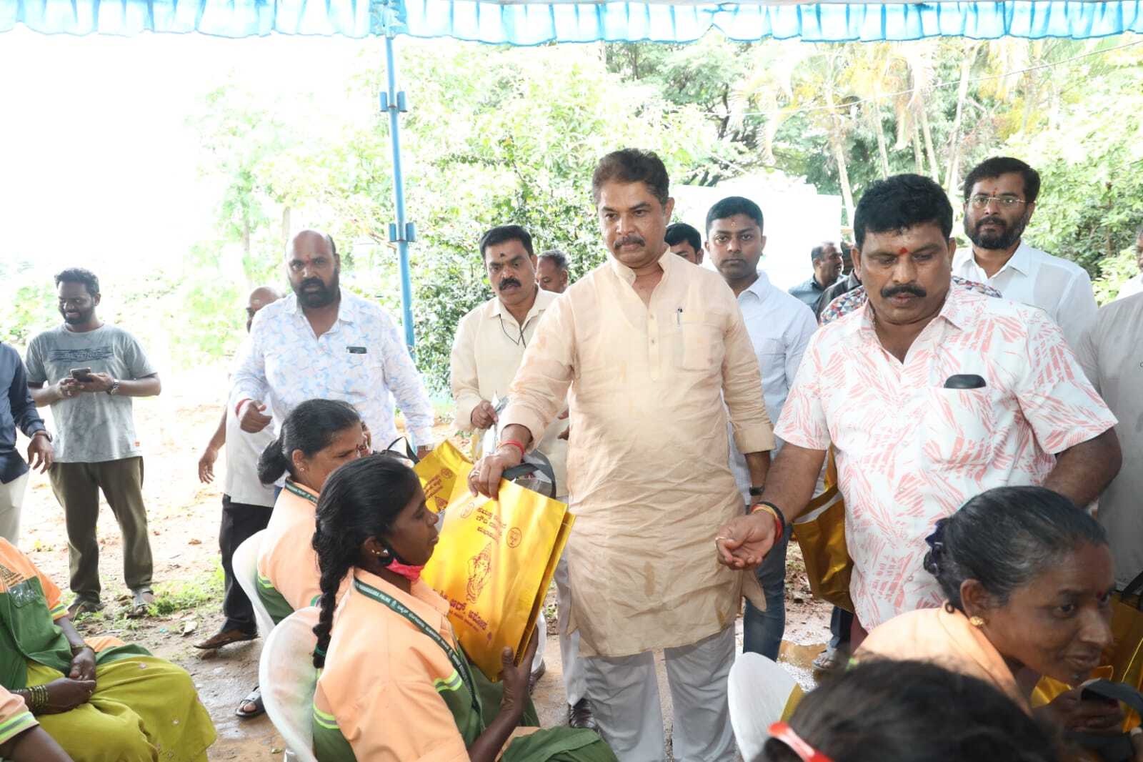ಬೆಂಗಳೂರಿನಲ್ಲಿ ಗೌರಿ ಗಣೇಶ ಹಬ್ಬದ ಬಾಗೀನ, ಸೀರೆ ಹಂಚಿದ ಆರ್.ಅಶೋಕ್ | Revenue ...