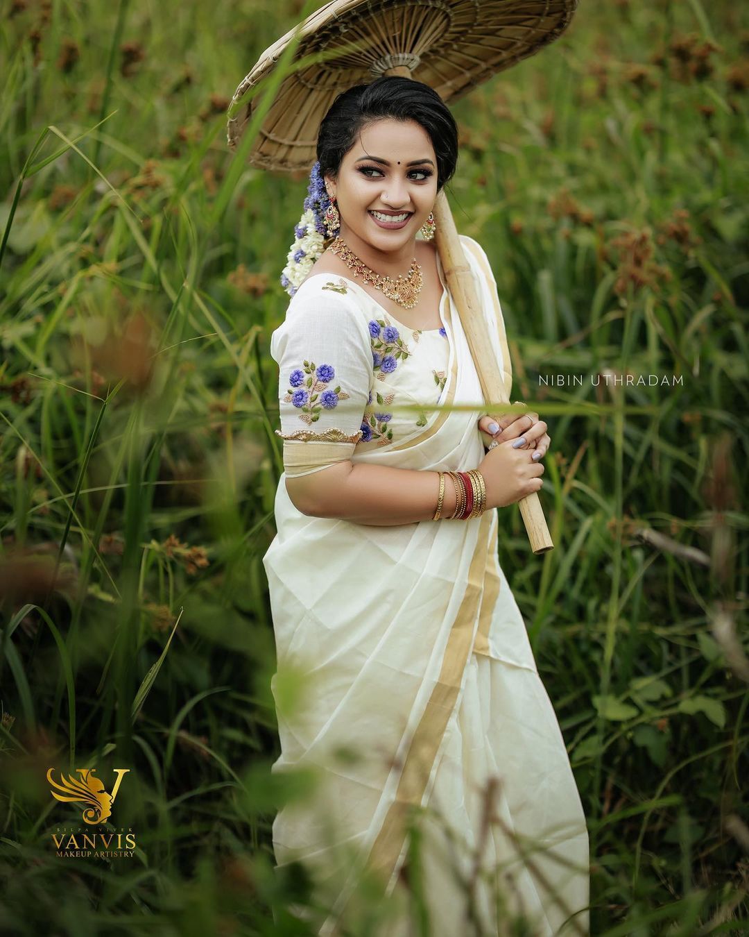 ഓണം എത്തി.. ഇനി ഒന്നു ഊഞ്ഞാലാടാം; വൈറലായി പ്രതീക്ഷയുടെ ഓണചിത്രങ്ങള് ...