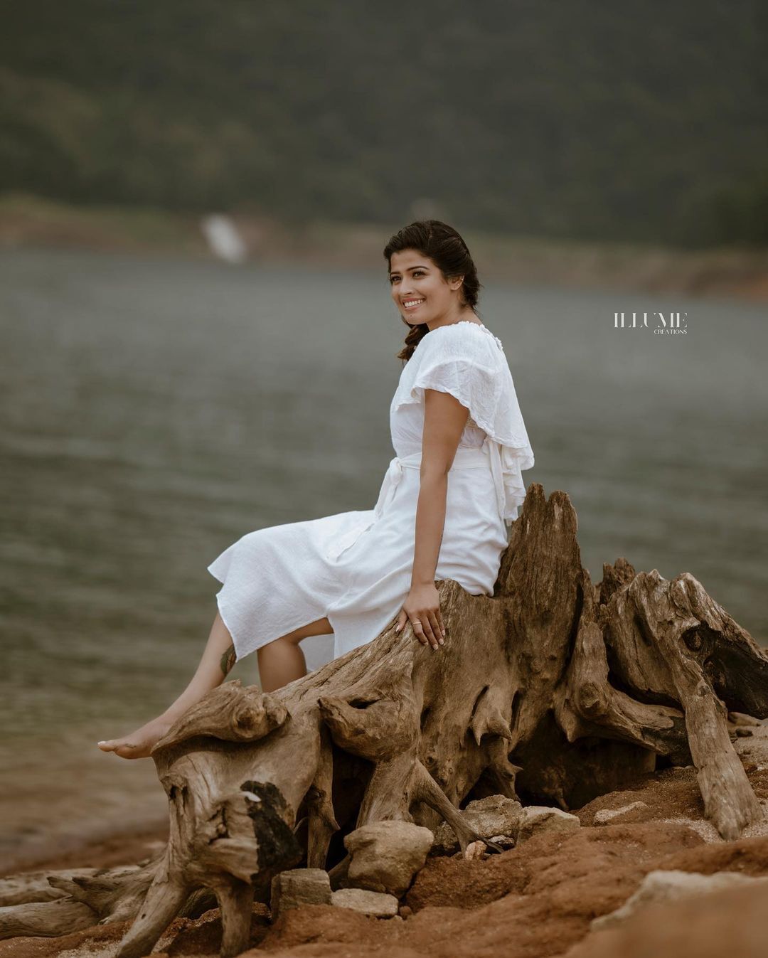 singer amrutha suresh smiling new pic in white dress goes viral, she ...