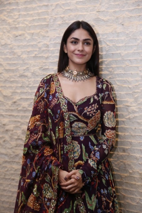 Tollywood Actress Mrunal Thakur Latest Photos Photos: HD Images ...