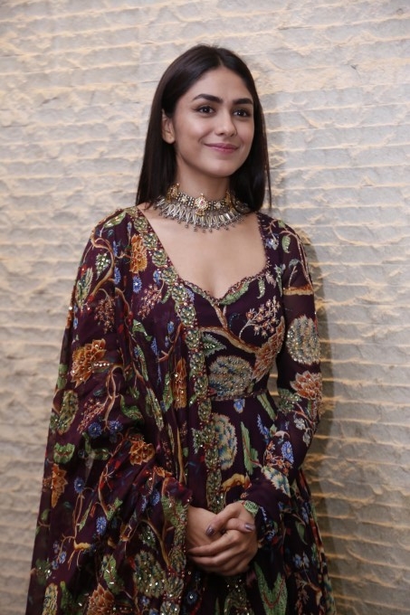 Tollywood Actress Mrunal Thakur Latest Photos Photos: HD Images ...