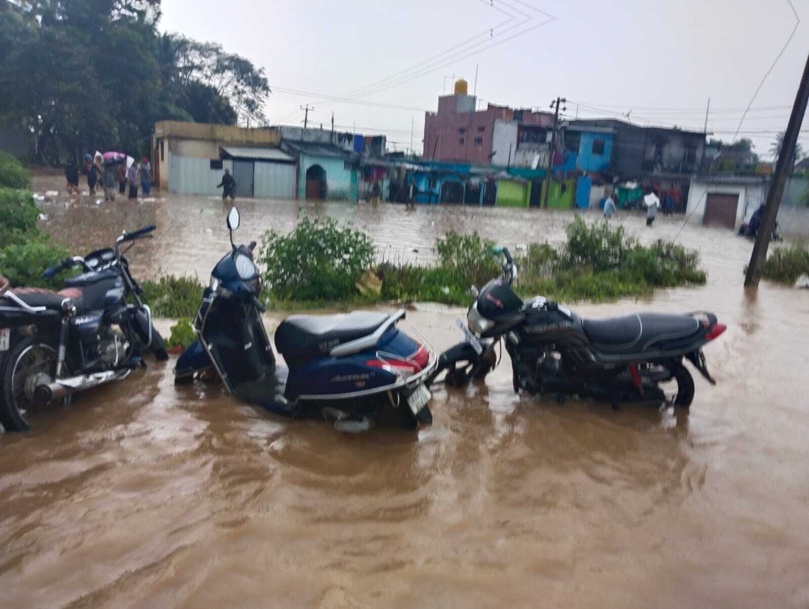 ರಾಮನಗರದಲ್ಲಿ ಧಾರಾಕಾರ ಮಳೆ, ಜಲಾವೃತವಾದ ಹೆದ್ದಾರಿ | Torrential rains in ...